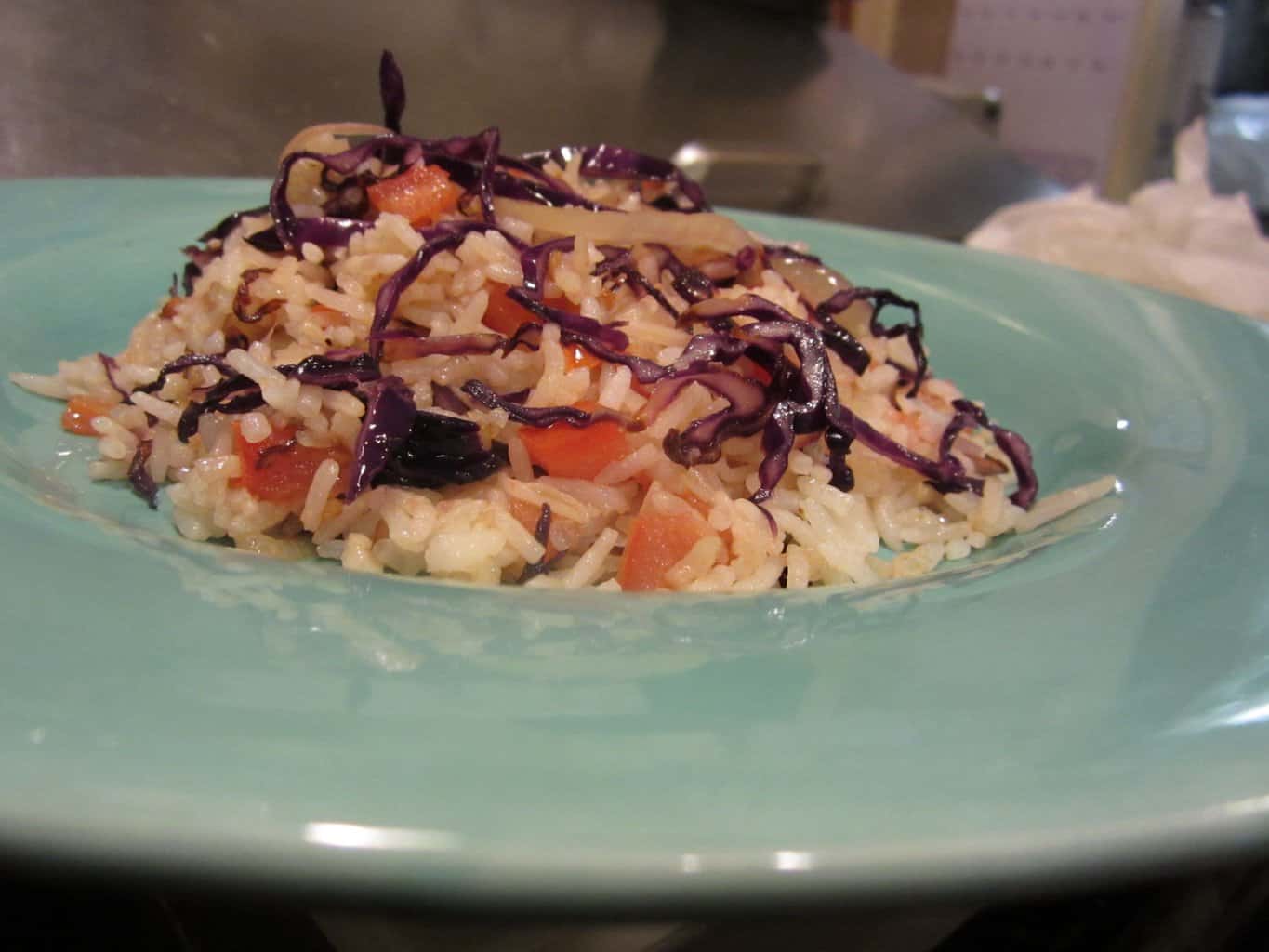 Arroz com repolho roxo e tomate - Receitas